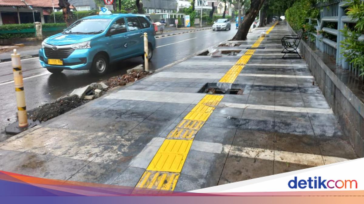 Bahaya! Lubang Trotoar Menganga di Jalur Tunanetra Kebayoran Baru, Jaksel