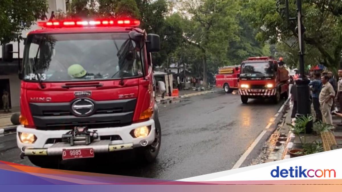 Terhalang Mobil Parkir Sembarangan, Damkar DKI: Senggolan Tak Diganti Rugi