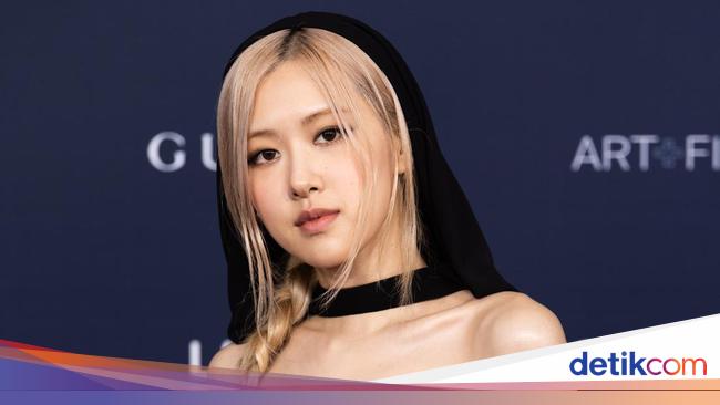 Rose Blackpink Tampil dengan Gaun Hitam Bertudung