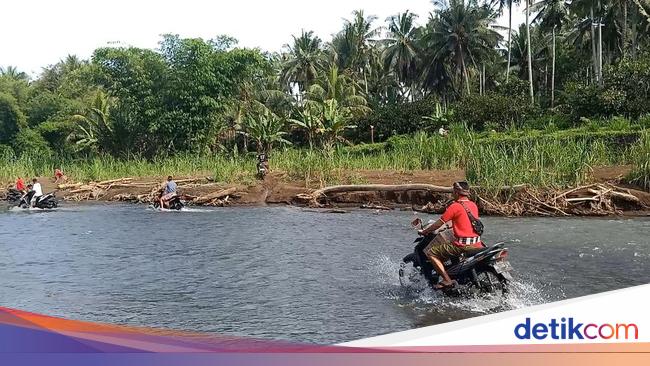 Cerita Warga Yehembang Kauh Terobos Arus Sungai gegara Jembatan Putus