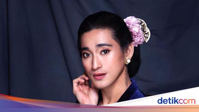 Gaya Bio One Tampil Feminin Pakai Kebaya dan Konde yang Jadi Sorotan Gaya Bio One Tampil Feminin Pakai Kebaya dan Konde yang Jadi Sorotan