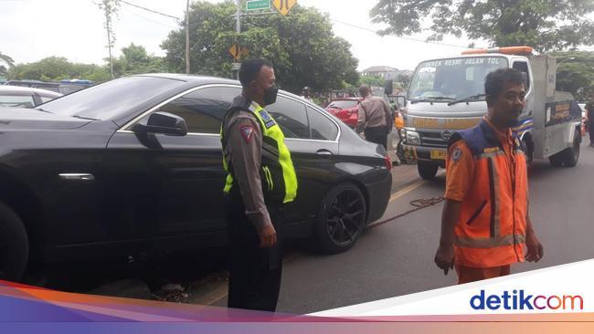 Hindari Kecelakaan, BMW Tabrak Pembatas Jalan Depan Pesona Square Depok