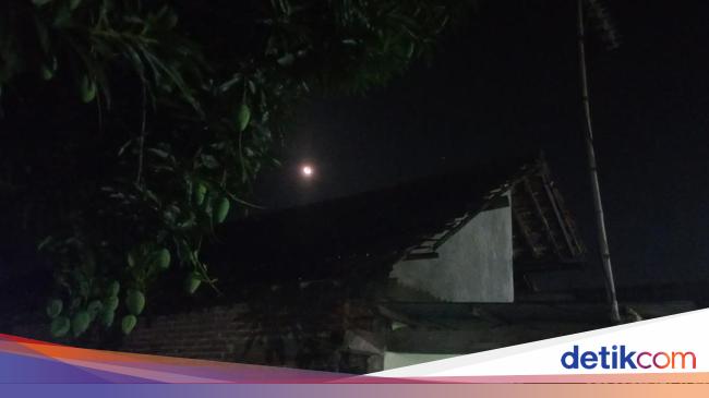 Warga Lamongan Nikmati Cantiknya Gerhana Bulan Tanpa Halangan Mendung