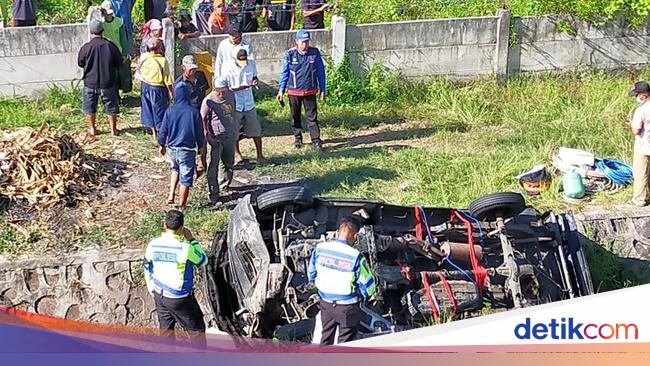 Pikap Ngebut Terbalik di Tol Paspro karena Pecah Ban, Sopir Tewas