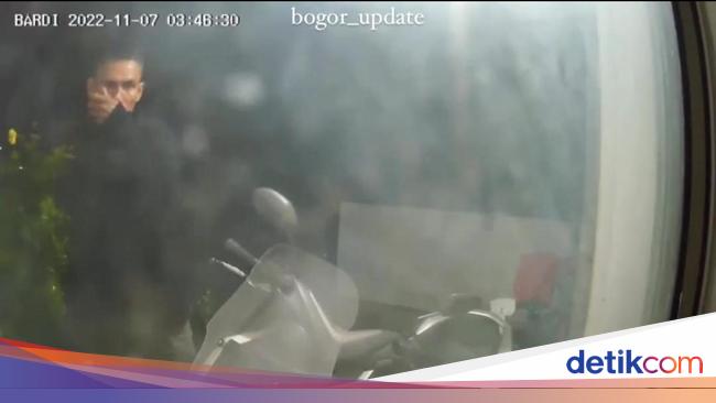 Viral Maling Motor di Bogor Kaget Aksinya Terekam, Tutupi CCTV Pakai Handuk Viral Maling Motor di Bogor Kaget Aksinya Terekam, Tutupi CCTV Pakai Handuk