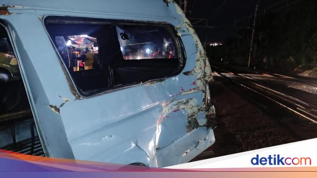 Kronologi Mikrolet Terserempet KRL di Pasar Minggu gegara Mogok