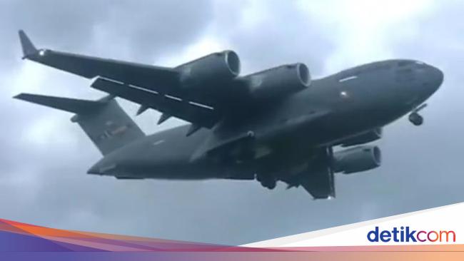 Detik-detik Penampakan Pesawat Jumbo US Air Force Mendarat di Bali Detik-detik Penampakan Pesawat Jumbo US Air Force Mendarat di Bali