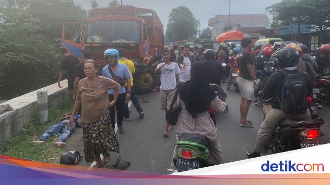 Tronton Seruduk 3 Motor di Mojokerto gegara Ban Pecah, 1 Tewas-2 Luka