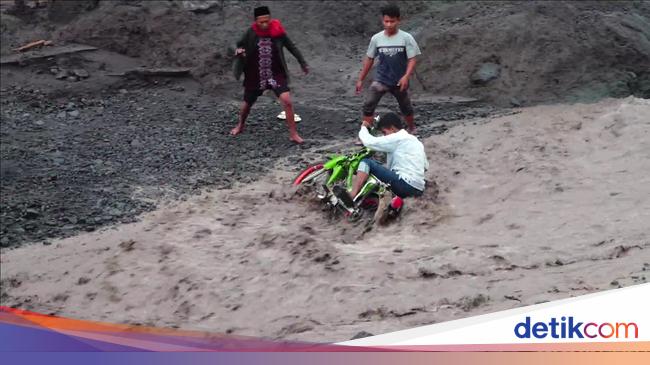 Pengendara Motor Hampir Terseret Saat Nekat Terobos Banjir Lahar Semeru