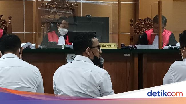 Kepala Samsat Kelapa Dua Ungkap Momen 3 Anak Buah Akhirnya Ngaku Korupsi Kepala Samsat Kelapa Dua Ungkap Momen 3 Anak Buah Akhirnya Ngaku Korupsi
