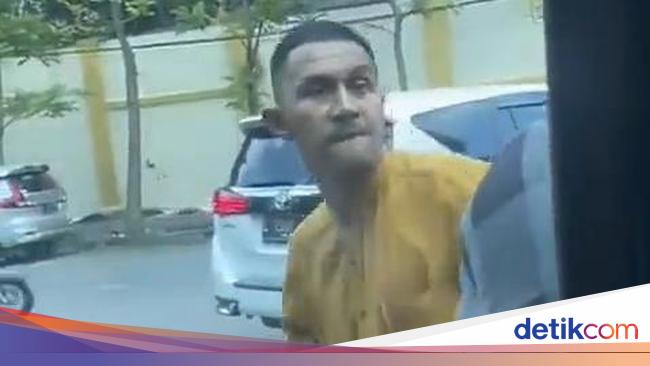Beredar Video Pria di Surabaya Dipukul Pakai Tongkat Baseball