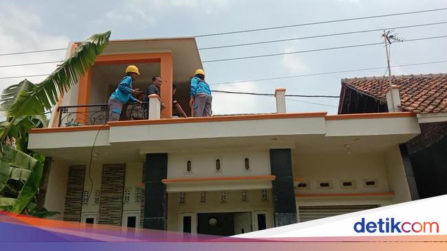 Perbaiki Atap Rumah, Warga Indramayu Pingsan Tersengat Listrik