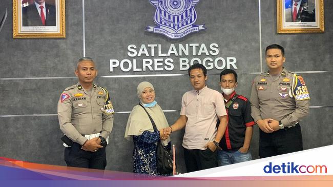 Pengakuan Emak-emak Pemobil yang Halangi Ambulans di Puncak Pengakuan Emak-emak Pemobil yang Halangi Ambulans di Puncak