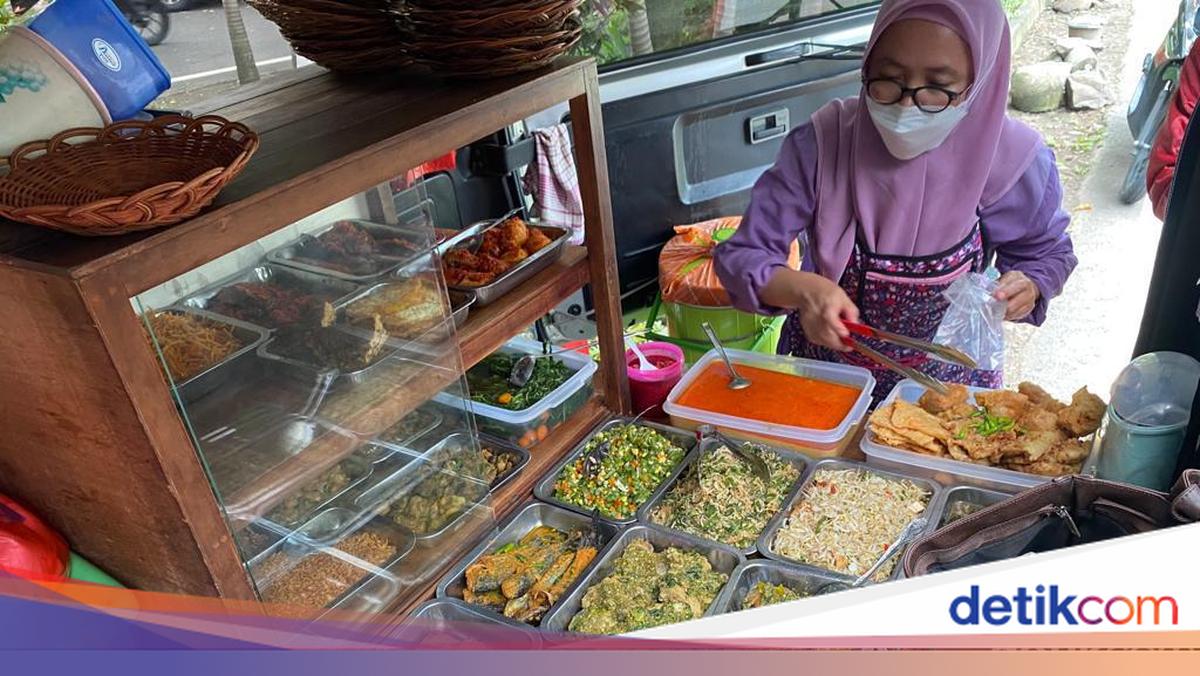 Jualan di Dalam Mobil, Warung Nasi Ini Langganannya Sandiaga Uno!