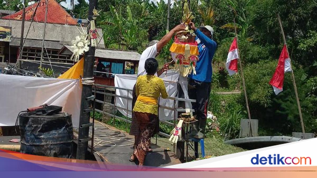 Warga Desa Tua Tabanan Melaspas Jembatan Darurat di Yeh Kajang