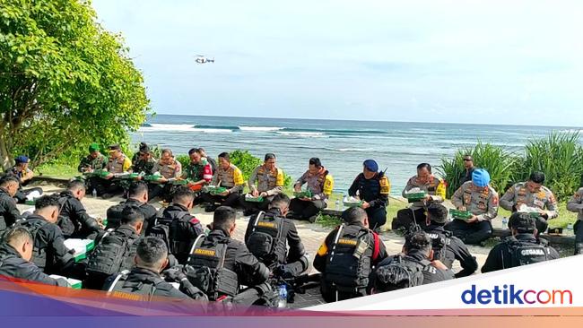 4 Potret Kapolri Makan Lesehan Bareng Brimob di Pos Pengamanan KTT G20