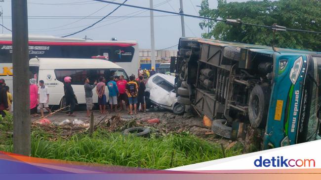 Bus Terguling Menimpa Mobil di Jalan Sragen-Ngawi, 5 Korban Luka