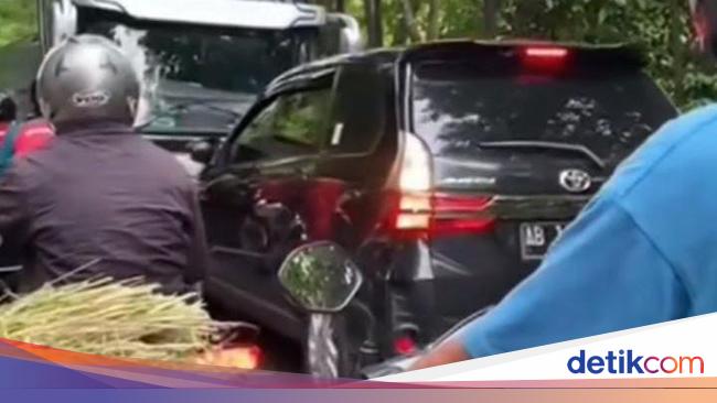 Heboh 2 Mobil Lawan Arus Ketemu Bus di Piyungan Bantul, Begini Faktanya