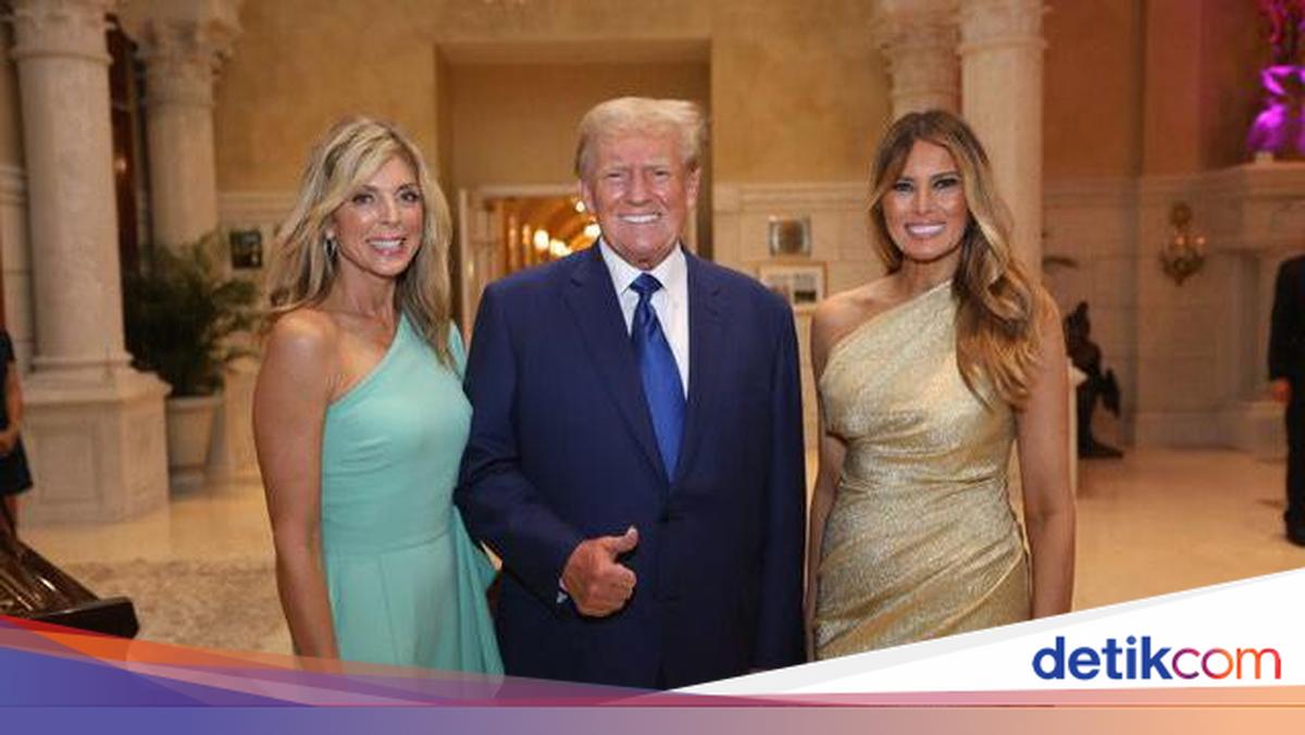 Senyum Donald Trump Jelang Putrinya Menikah, Diapit Melania dan Mantan ...