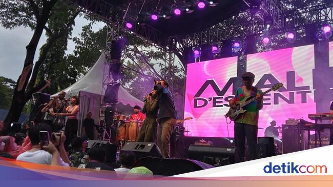 Rintik Hujan Iringi Penampilan Maliq & D'essentials di Jazz Goes to Campus