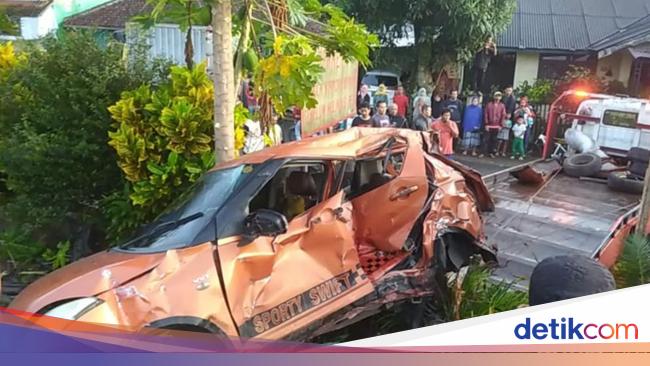 Terseret 40 Meter! Ini Wujud Mobil yang Ditabrak KA di Tasikmalaya