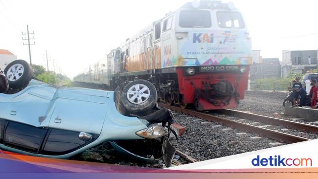 Penampakan Mobil yang Tertabrak KA di Sidoarjo hingga Pengemudinya Tewas