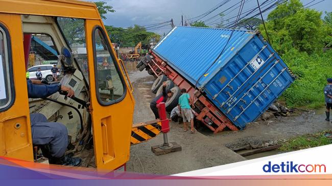 Kontainer Muatan Besi Tiang Listrik di Tangerang Terguling ke Sawah