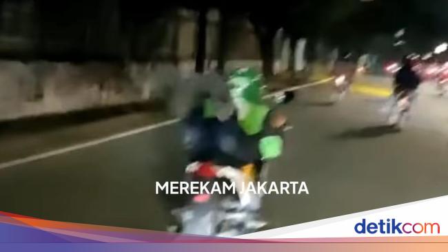 Kelakuan 'Ojol' Ugal-ugalan Bawa Motor Bak Superman
