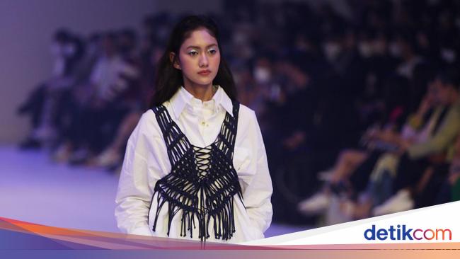 8 Koleksi Busana Terbaru Rinda Salmun di JFW 2023, Terbuat dari Kain Sisa
