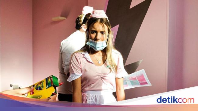 7 Gaya Pelayan Galak Karen's Diner, Resto Viral yang Akan Buka di Jakarta