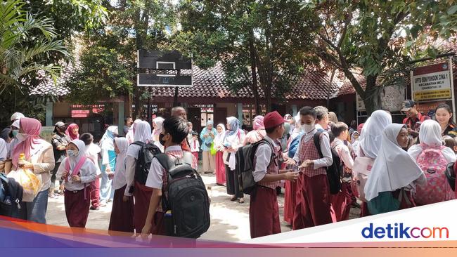 Siswa Tetap Belajar di SDN Pocin 1, Tak Mau Numpang di Sekolah Lain
