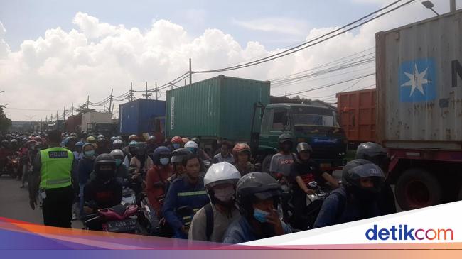 Truk Mogok di Empat Titik Kawasan Surabaya Barat, Arus Lalin Macet
