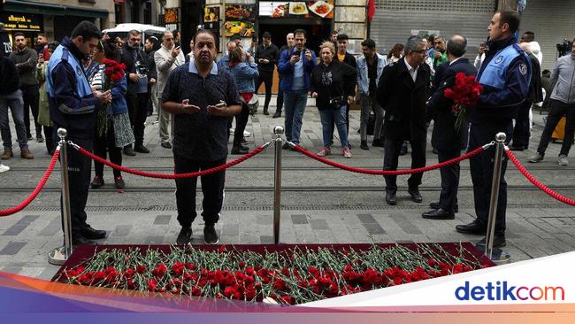 Tumpukan Bunga Merah untuk Korban Ledakan di Istanbul Turki