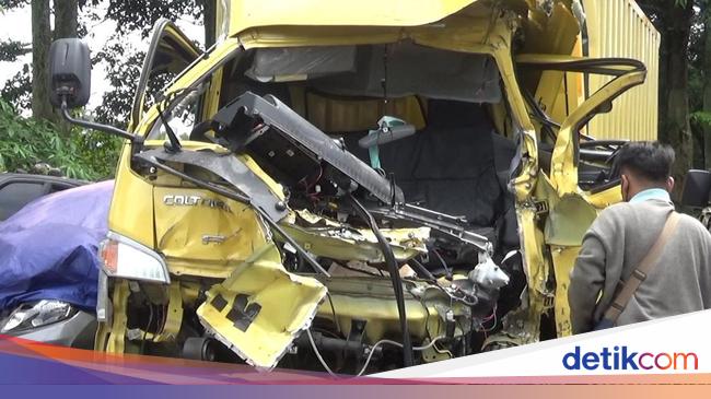 Mobil Boks Tabrak Kontainer di Tol Cipularang, Satu Orang Tewas