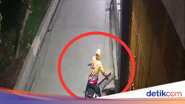 Terlalu! Maling di Juwana Pati Embat Tutup Selokan, Aksinya Terekam CCTV