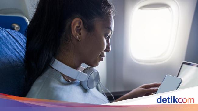 Main Handphone di Pesawat Boleh Kok, Asal Tahu Aturannya