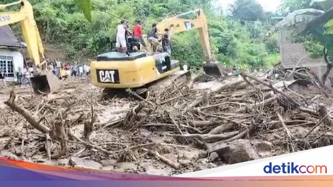 Tim SAR Gabungan Cari 1 Unit Mobil yang Tertimbun Longsor di Gowa