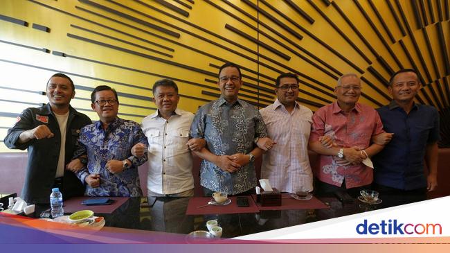 Lihat Lagi Momen Anies-Tim Kecil Koalisi Perubahan Makan Siang Bareng Lihat Lagi Momen Anies-Tim Kecil Koalisi Perubahan Makan Siang Bareng