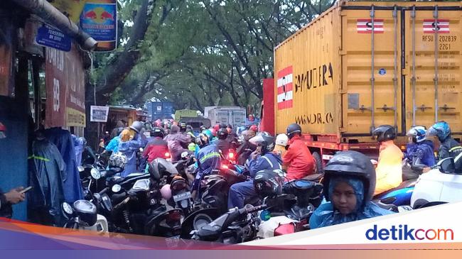Jalan Ir Sutami Macet 4,3 Kilometer ke Arah Maros karena Banjir Makassar