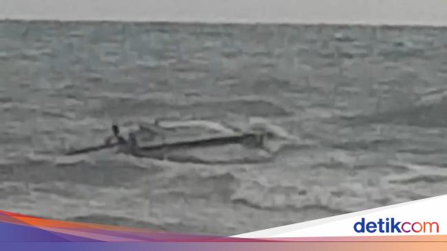 Dua Perahu Nelayan Tuban Karam Diterjang Ombak di Lamongan