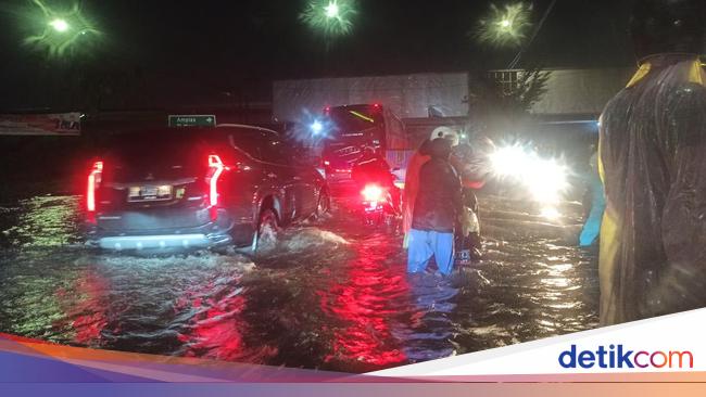 Gerbang Tol Bandar Selamat Tembung Terendam Banjir
