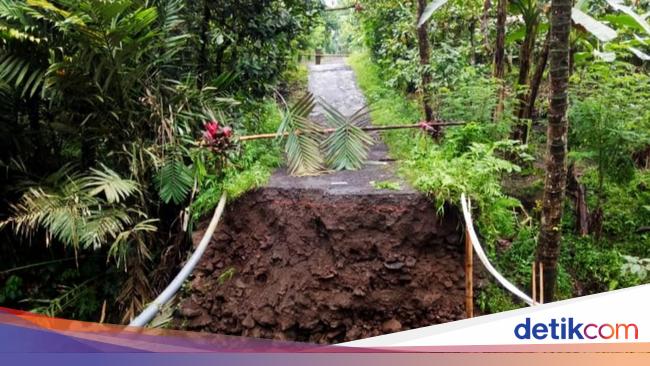 Jembatan Desa Banyuwangi Ambrol Usai Hujan Deras, Akses Jalan Warga Putus
