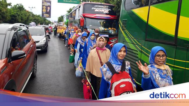 Parkir Bus Muktamar Meluber Hingga Sepanjang Jalan Adi Sucipto-Kartasura