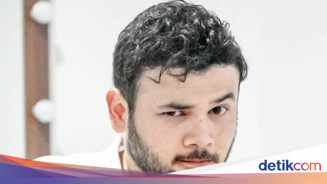 Ridho Rhoma Saat Pose Keren dengan Pizza hingga Segelas Kopi