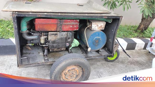 Pemotor Tewas Usai Tabrak Genset Lepas dari Gandengan Pikap di Kudus
