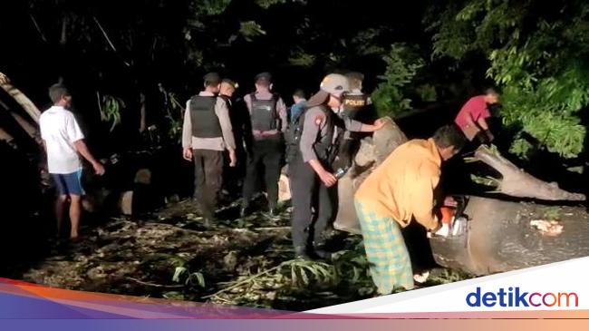 Warga di Dompu Blokir Jalan 'Halangi' Pasien, Berawal Pemuda Dipanah