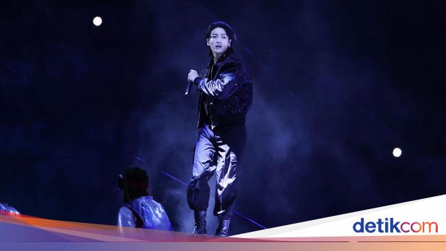 7 Gaya Jungkook BTS di Piala Dunia 2022, Tampil Serba Hitam Pakai Versace