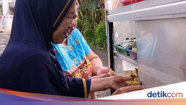 Yuk Bantu! Kisah Mama Ana, Penjual Kue Keliling yang Ditinggal Suami Yuk Bantu! Kisah Mama Ana, Penjual Kue Keliling yang Ditinggal Suami