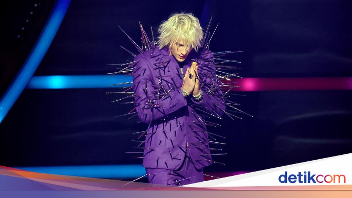 Gaya Bintang Dunia di AMAs 2022 Bikin Salfok, P!nk hingga Machine Gun Kelly