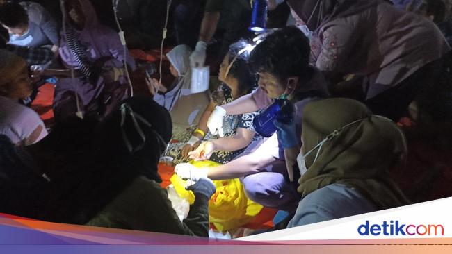 Potret Perawatan Korban Gempa Cianjur di Tengah Gelapnya Malam